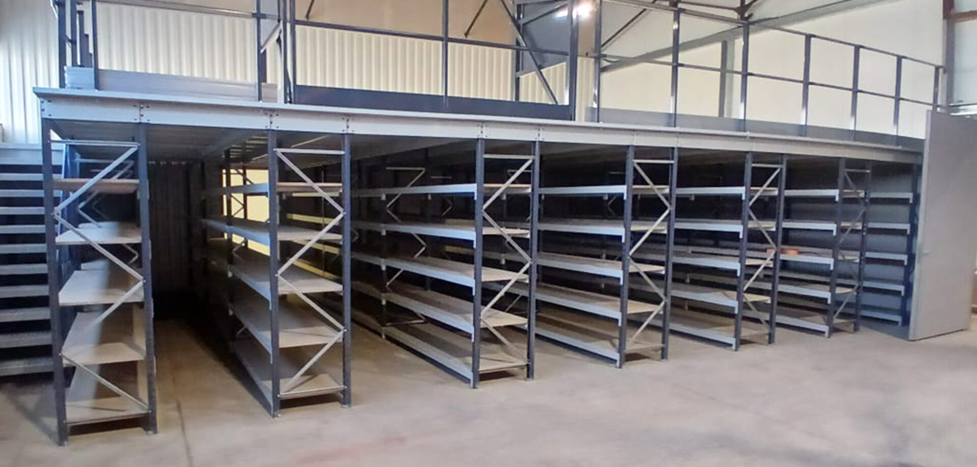 Rayonnage mi-lourd : stockage industriel fiable - CMC France